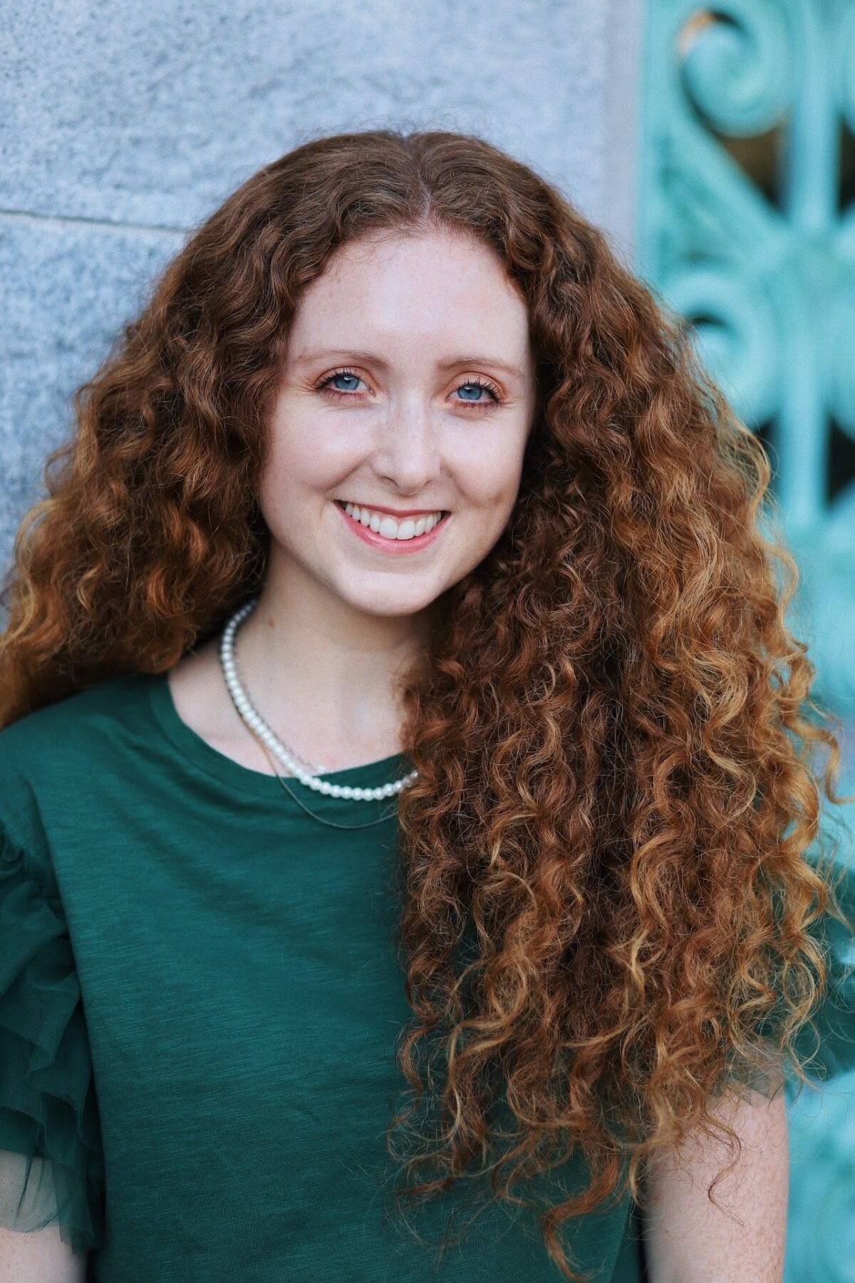 How to treat frizzy curly hair - all the tips to easily tame frizz ...